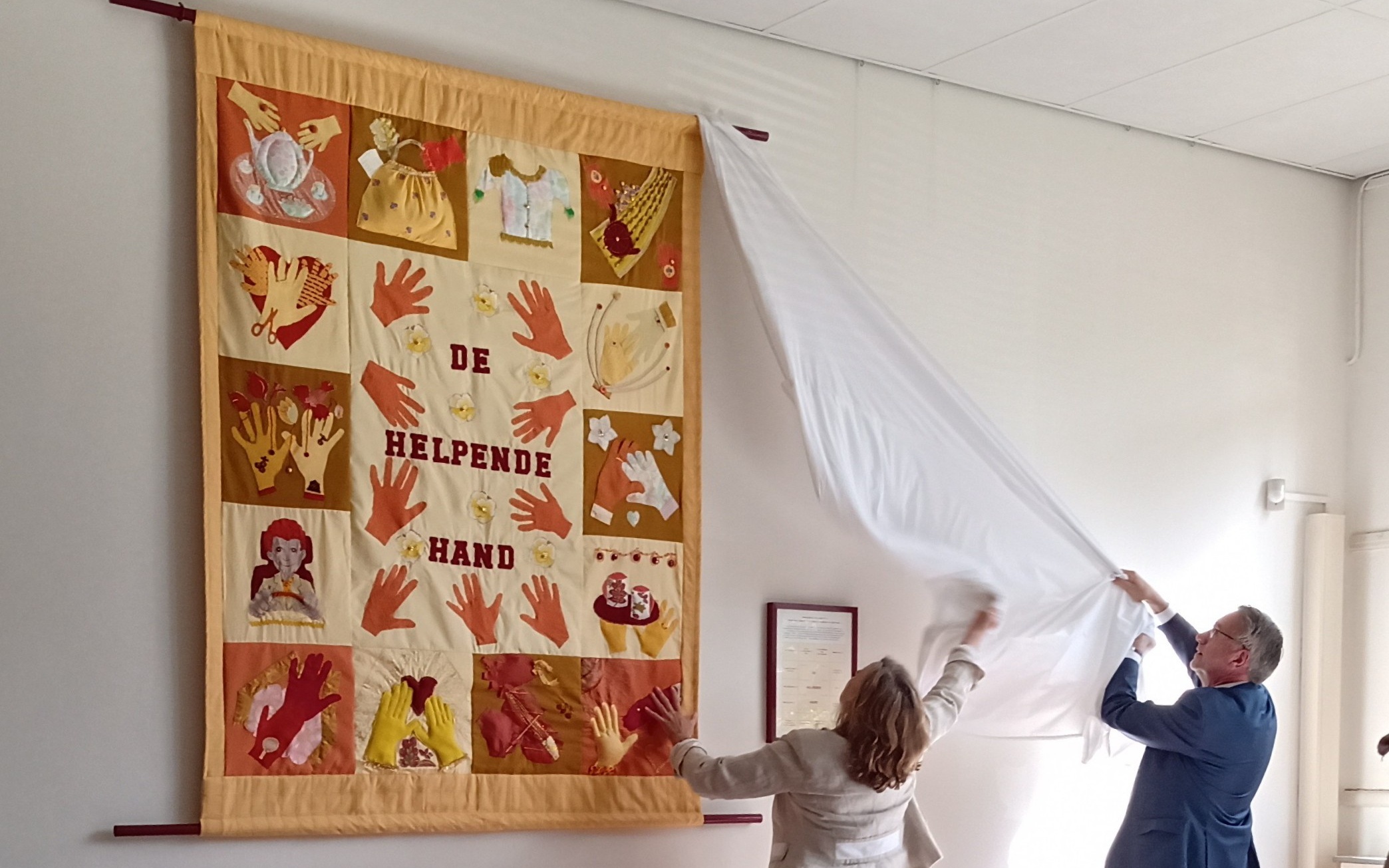 Wethouder Zoutendijk onthult wandkleed voor de SMOW - Wassenaarders.nl