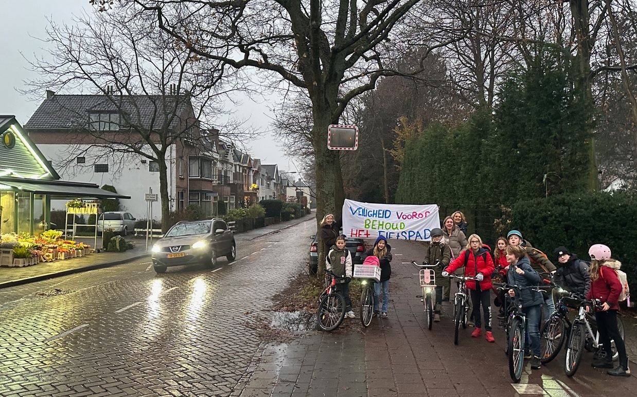 Petitiegroep Behoud fietspad Schouwweg Noord stuurt brandbrief naar college - Wassenaarders.nl