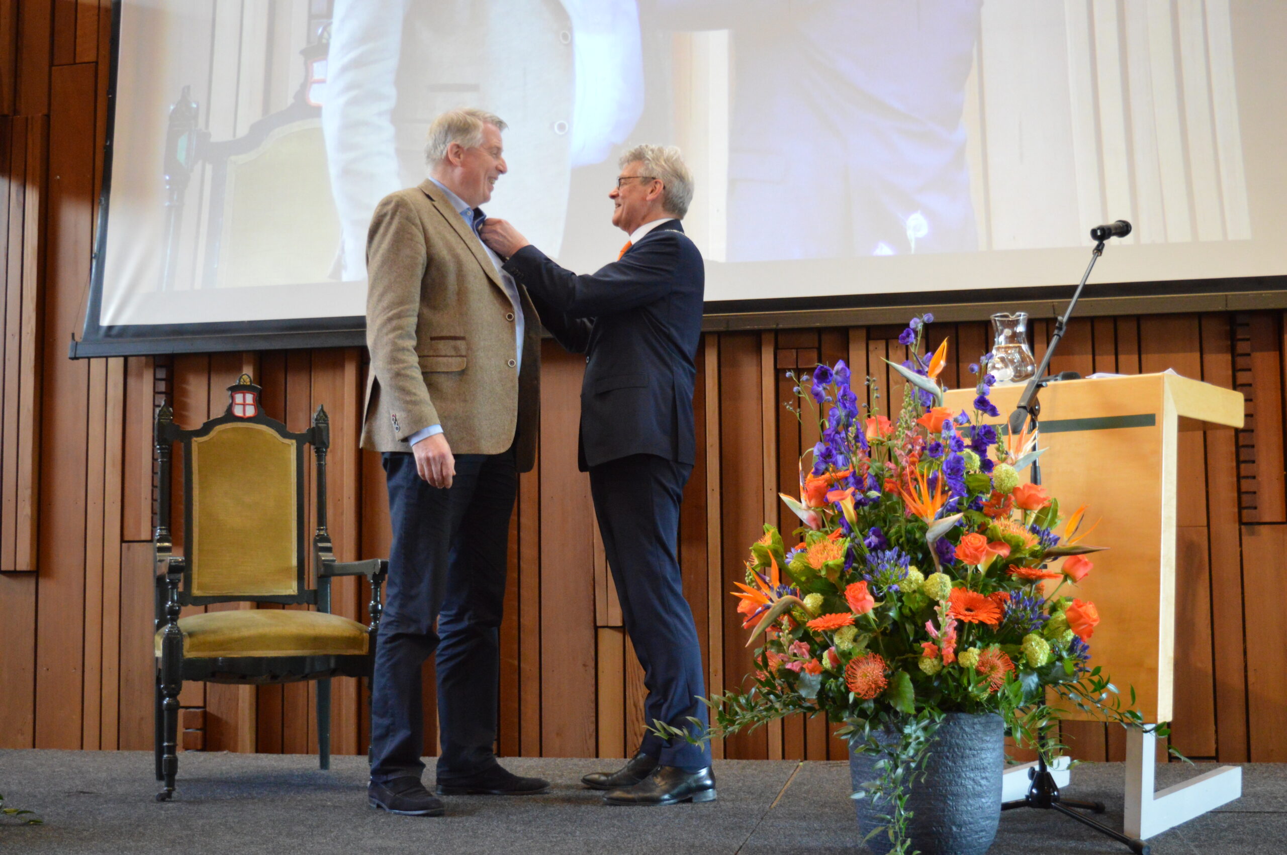 Ridder in de Orde van Oranje-Nassau bij Stoomtrein Katwijk Leiden - Wassenaarders.nl